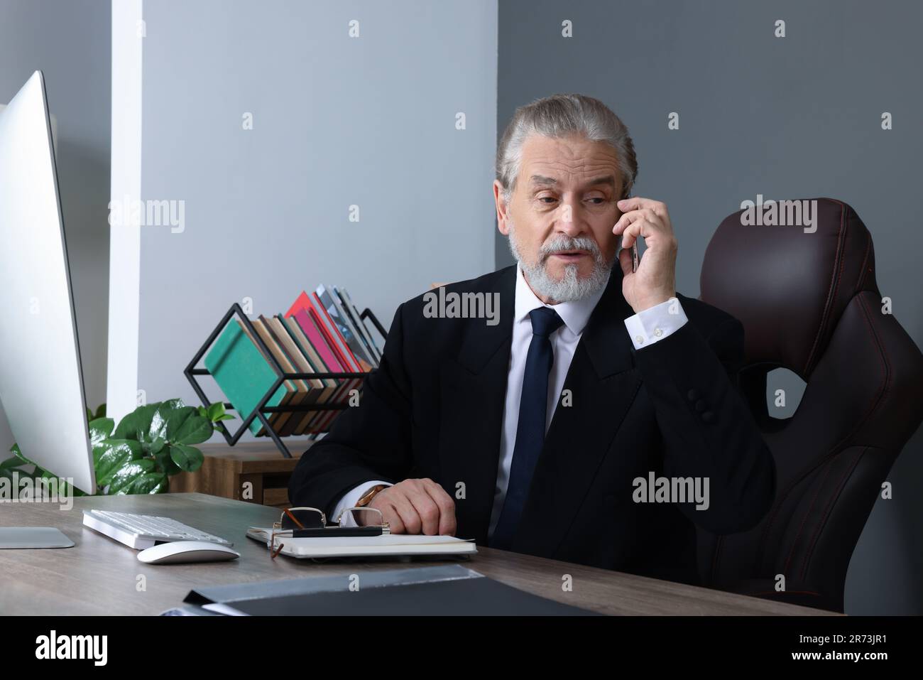 Emotional senior boss talking hi-res stock photography and images - Alamy