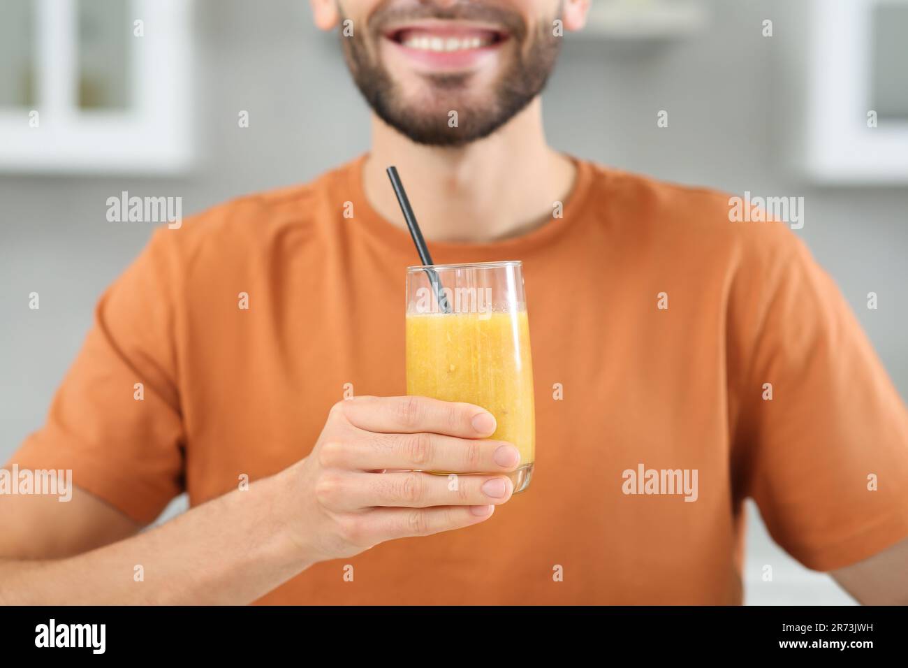 Fit man smoothie hi-res stock photography and images - Alamy