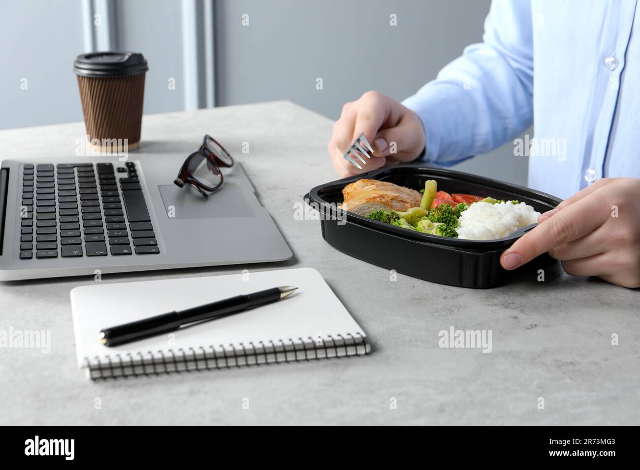 Man having lunch workplace hi-res stock photography and images - Alamy