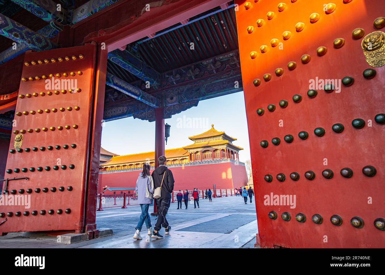(230613) -- BEIJING, June 13, 2023 (Xinhua) -- People walk through a ...