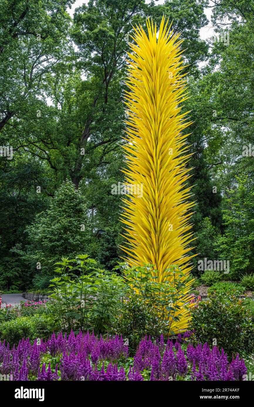 Radiant Yellow Icicle Tower by glass sculptor Dale Chihuly at the ...