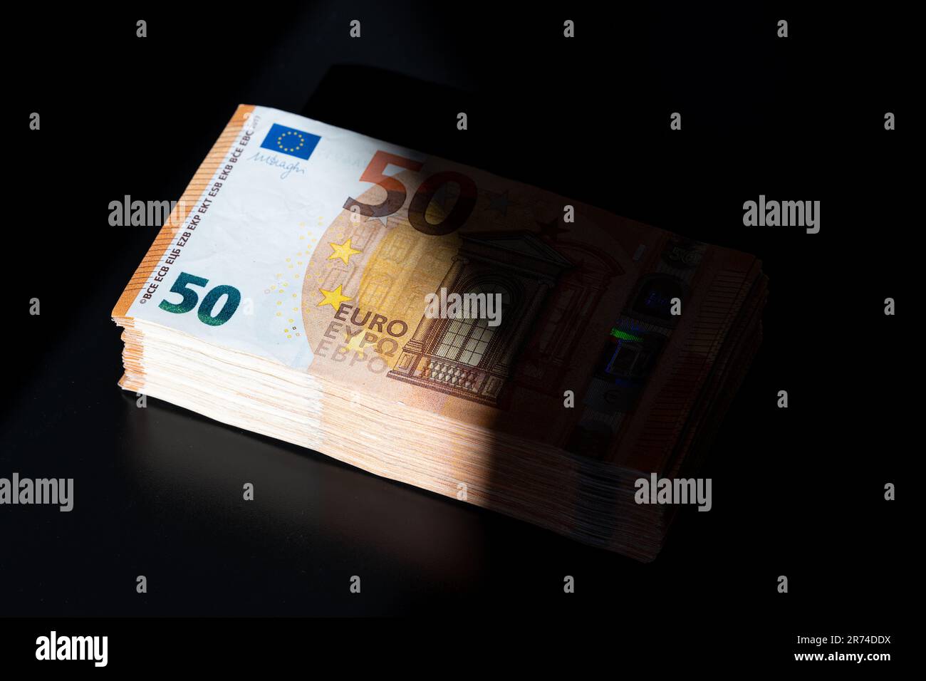 Pack of 50 euro banknotes hi-res stock photography and images - Alamy