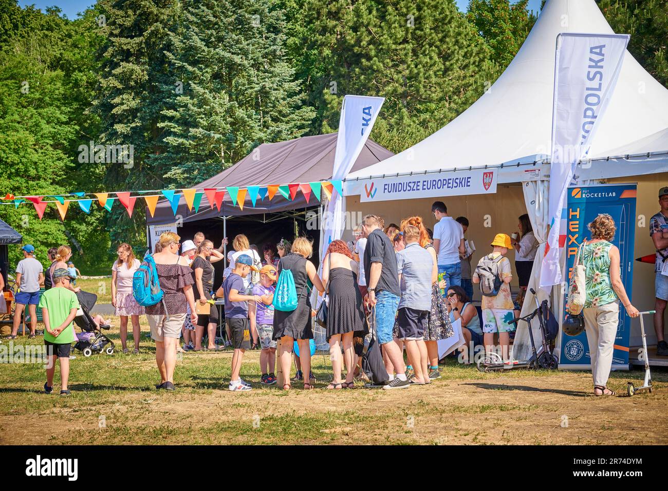 Large crowd of people gathered hi-res stock photography and images - Alamy