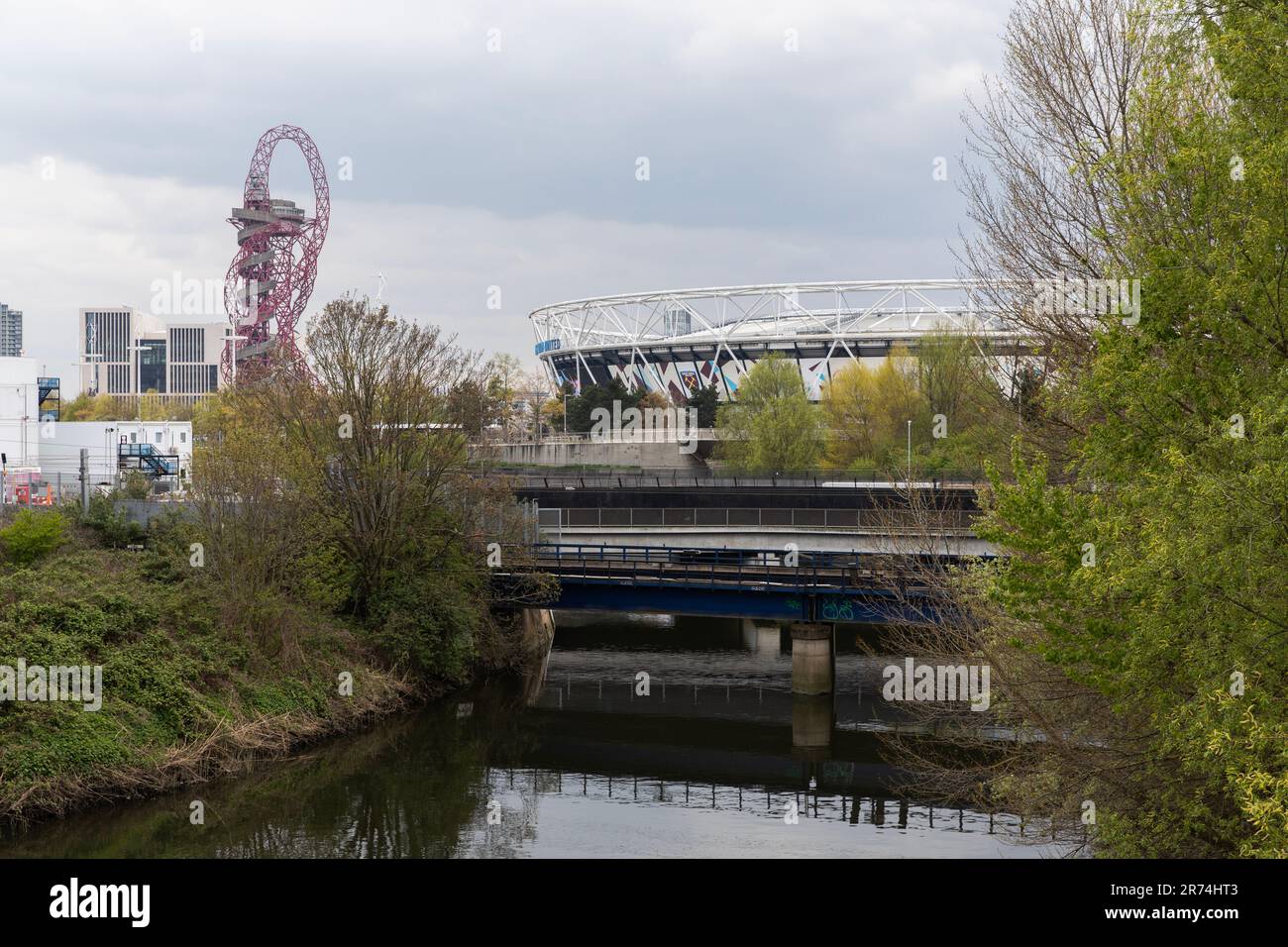 West Ham United's London Stadium and the ArcelorMittal Orbit sculpture ...