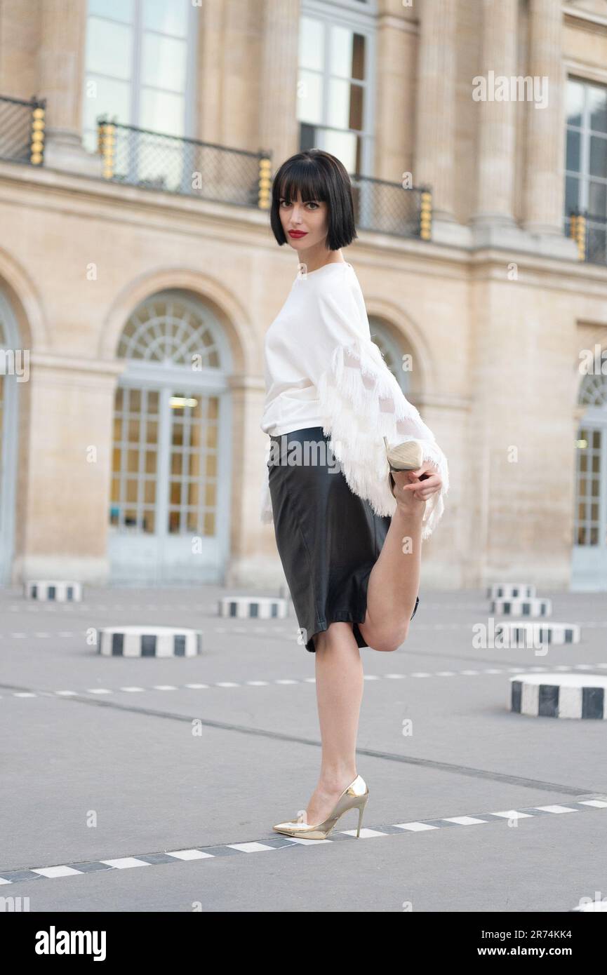 Stylish Brunette Girl Posing Outside Stylish Brunette Girl In The 4750