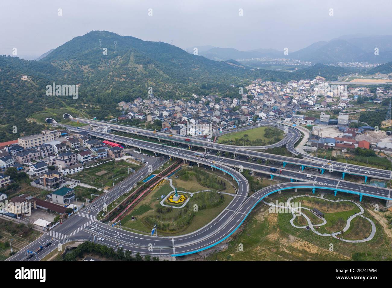 (230613) -- CIXI, June 13, 2023 (Xinhua) -- This aerial photo taken on ...