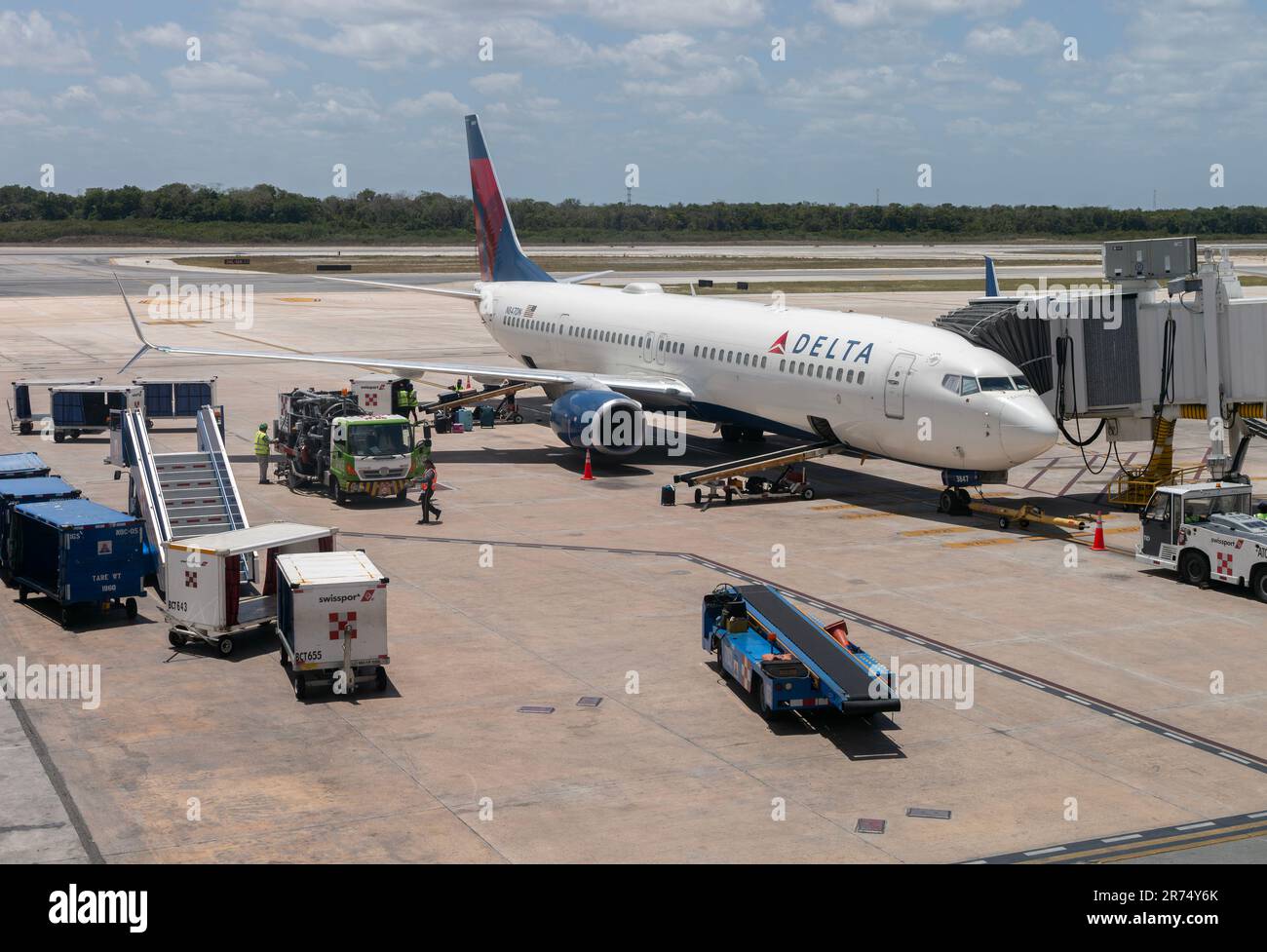 Delta airlines Boeing 737 plane at Cancun airport, Mexico Stock Photo ...