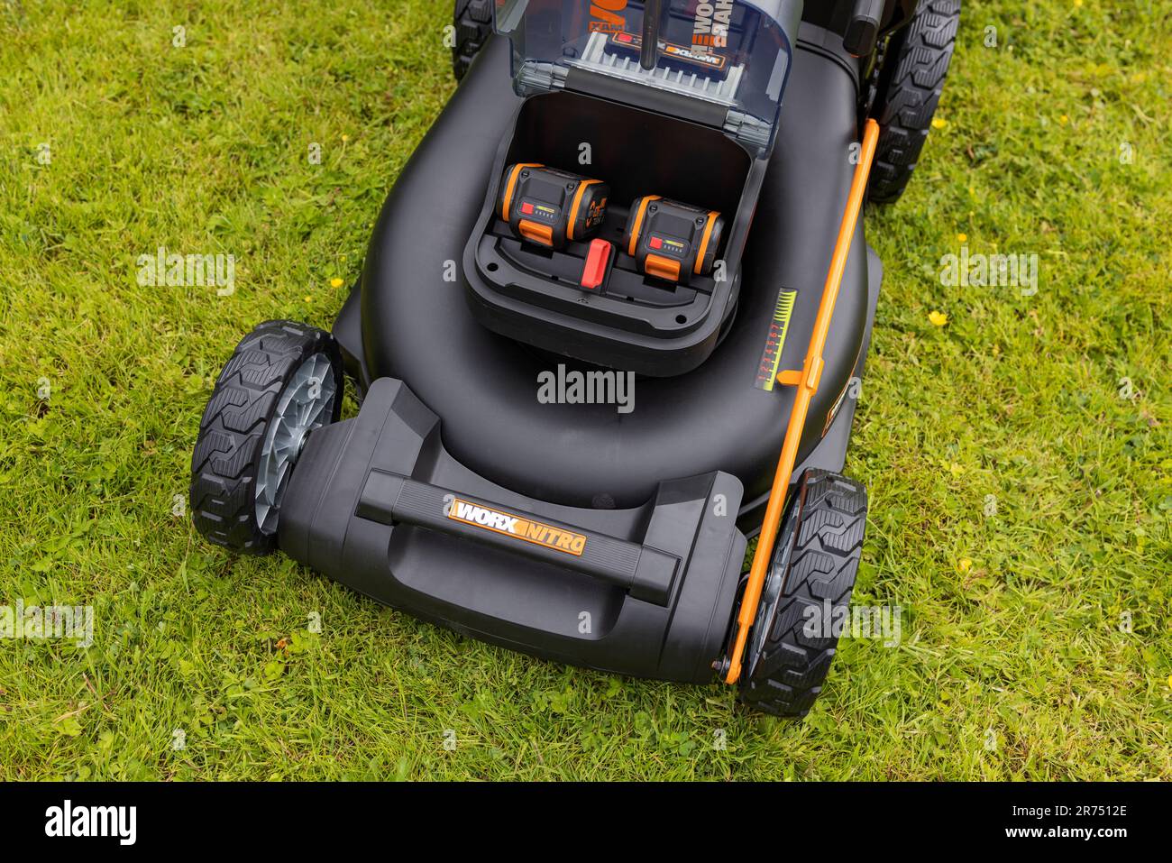 Battery pack cover opened, two inserted battery packs 2 x 20V 4.0Ah ...