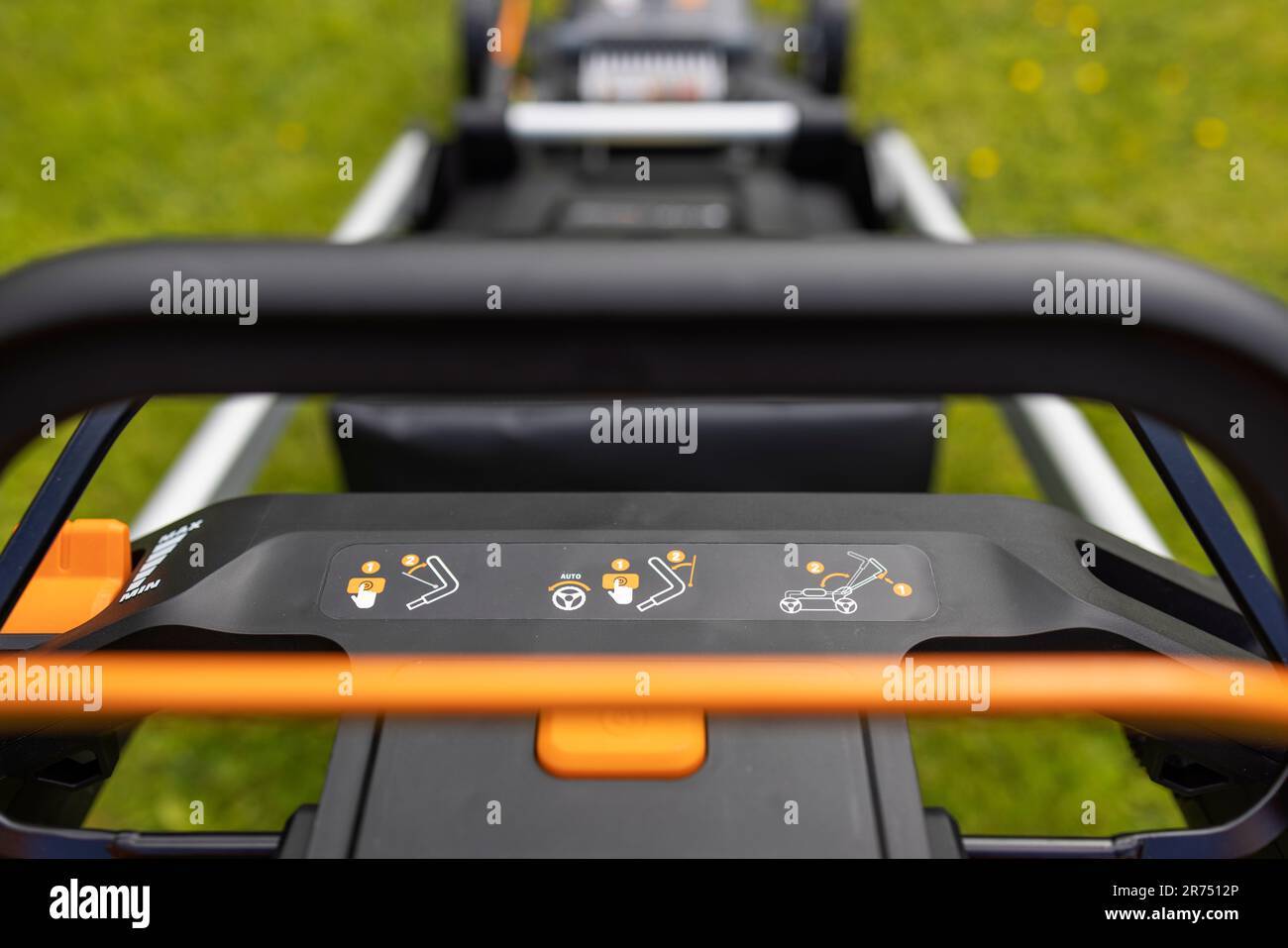 Controls, new cordless lawn mower WORX NITRO WG749E - 40 V, detail ...