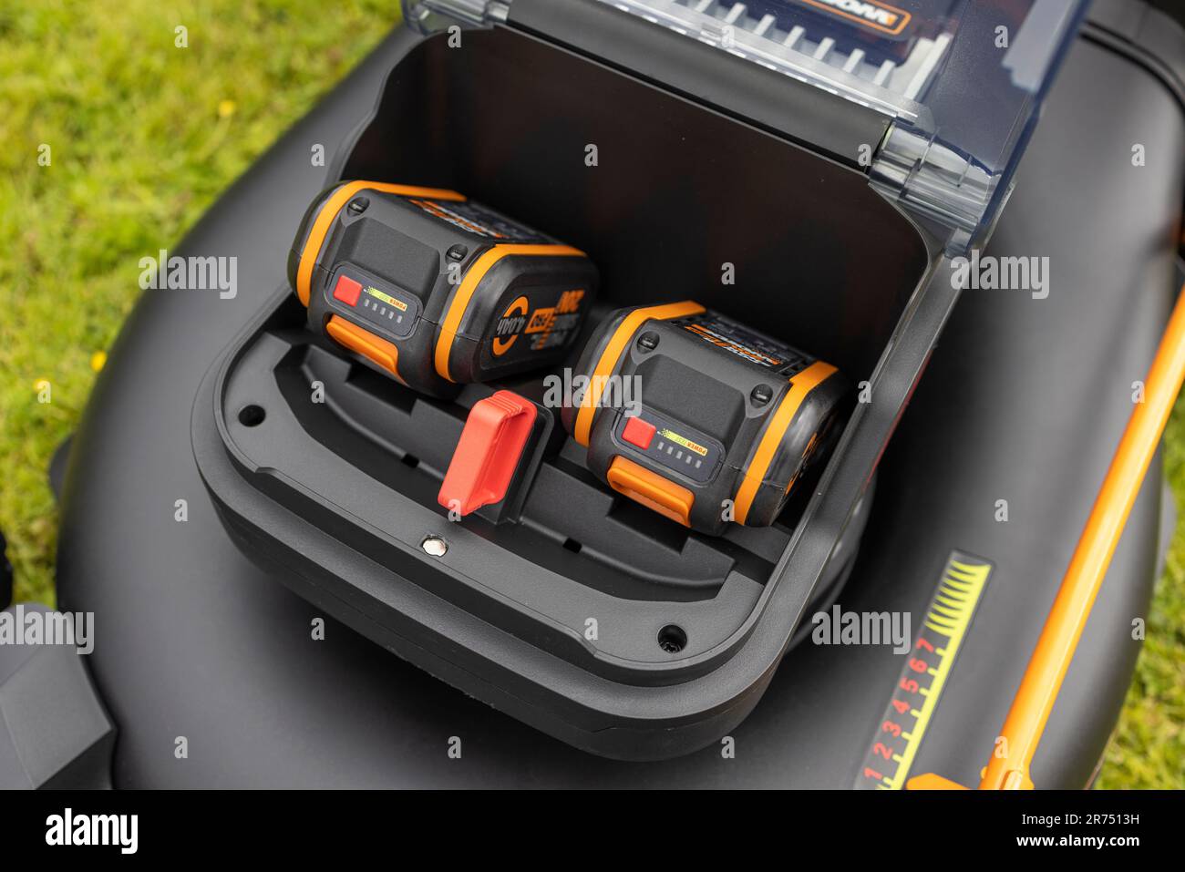 Battery pack cover opened, two inserted battery packs 2 x 20V 4.0Ah ...