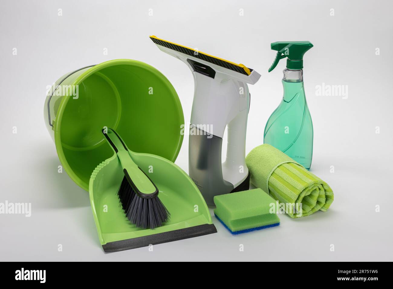 Green cleaning bucket, sweeping set, Kärcher cordless window vacuum ...