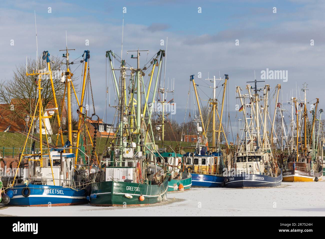 Winter atmosphere, icy harbor, fishing port of Greetsiel, Krummhörn ...