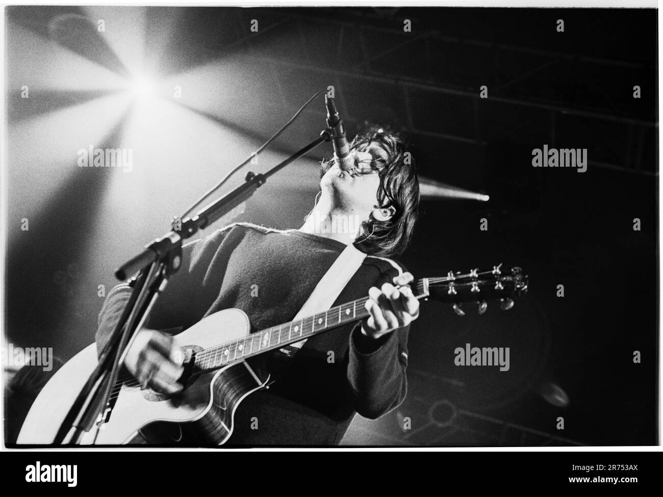 EMBRACE, READING FESTIVAL, 2000: Singer Danny McNamara playing with ...
