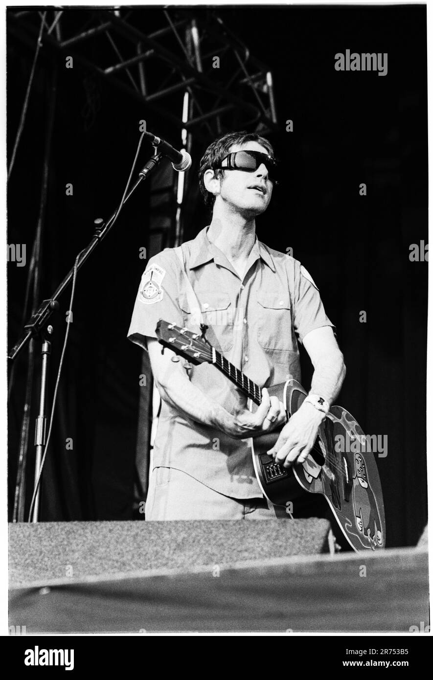 SUPER FURRY ANIMALS, READING FESTIVAL, 2000: Singer Gruff Rhys playing ...