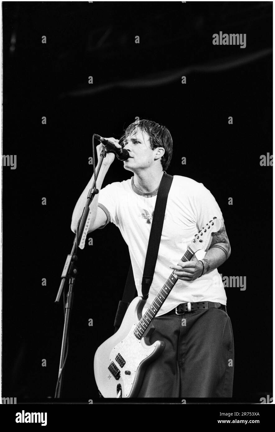 Tom delonge playing guitar hi-res stock photography and images - Alamy