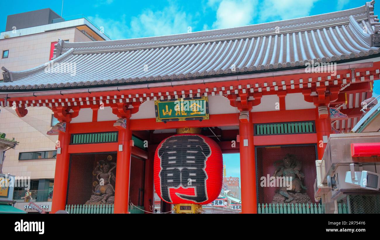 The iconic Kaminarimon Gate in Tokyo, Japan Stock Photo - Alamy