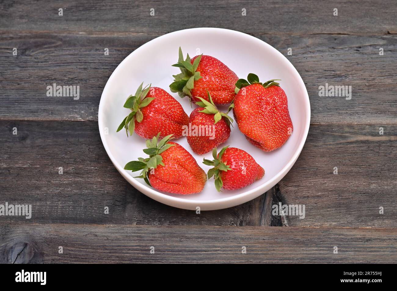 Bowl delicious large strawberries hi-res stock photography and images ...