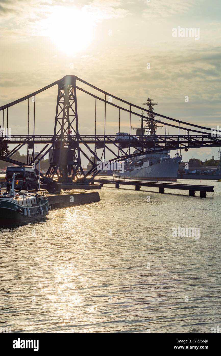 Wilhelmshaven, Kaiser Wilhelm Bridge, port Innenhafen, war ship ...