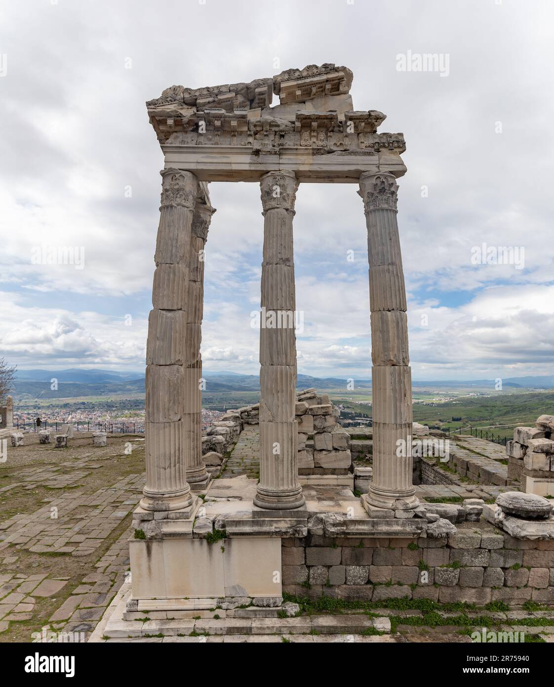 Three ancient stone columns hi-res stock photography and images - Alamy