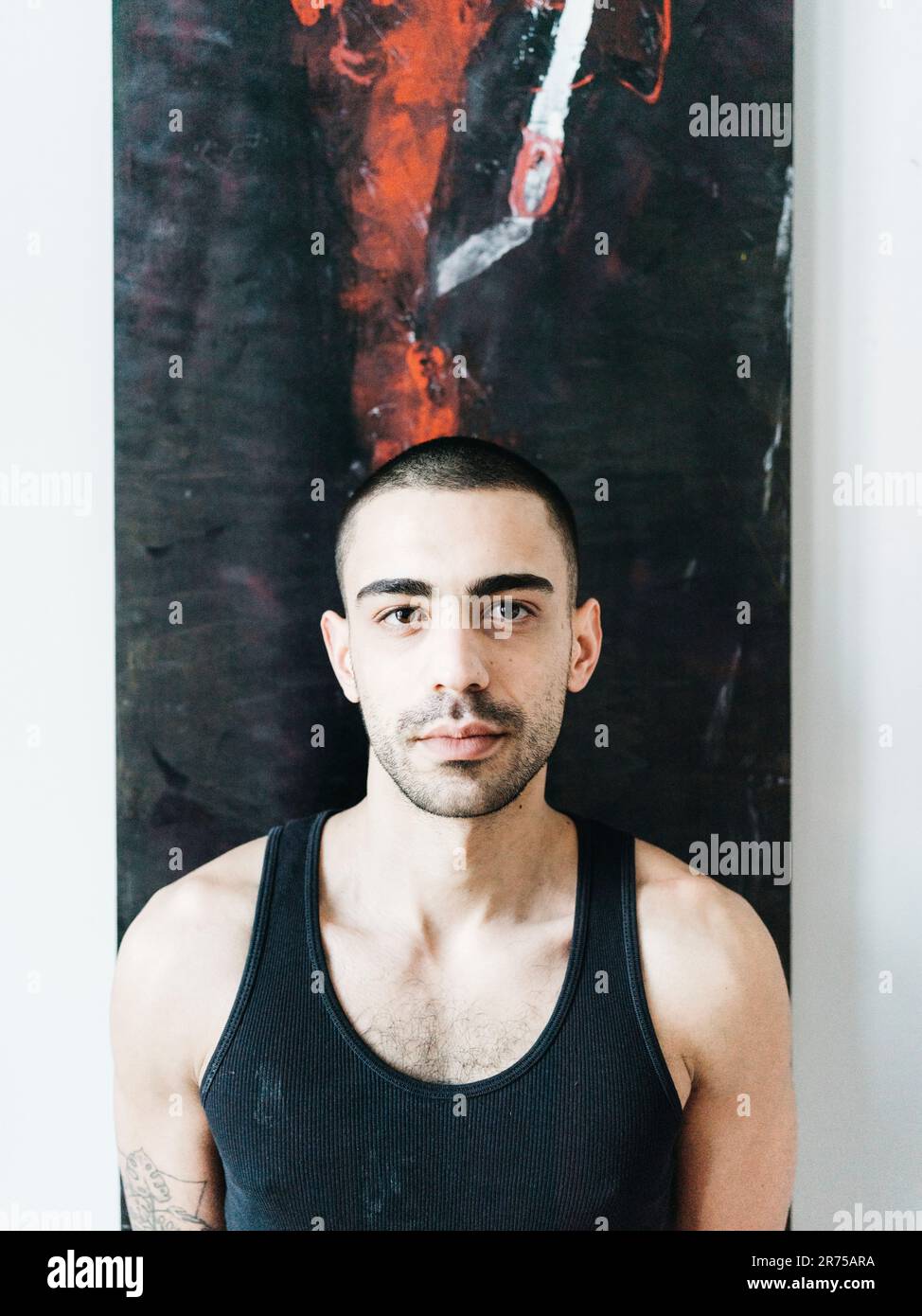 Man, short hair, three day beard, muscle shirt, half portrait Stock ...