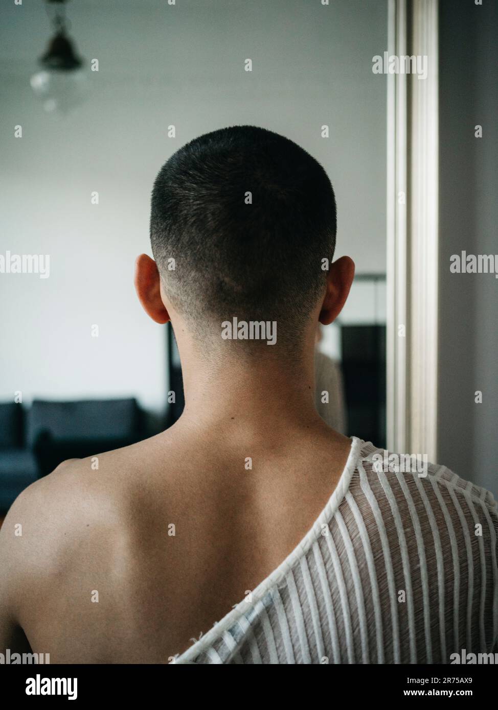 Man, short hair, top, off shoulder, back view Stock Photo - Alamy