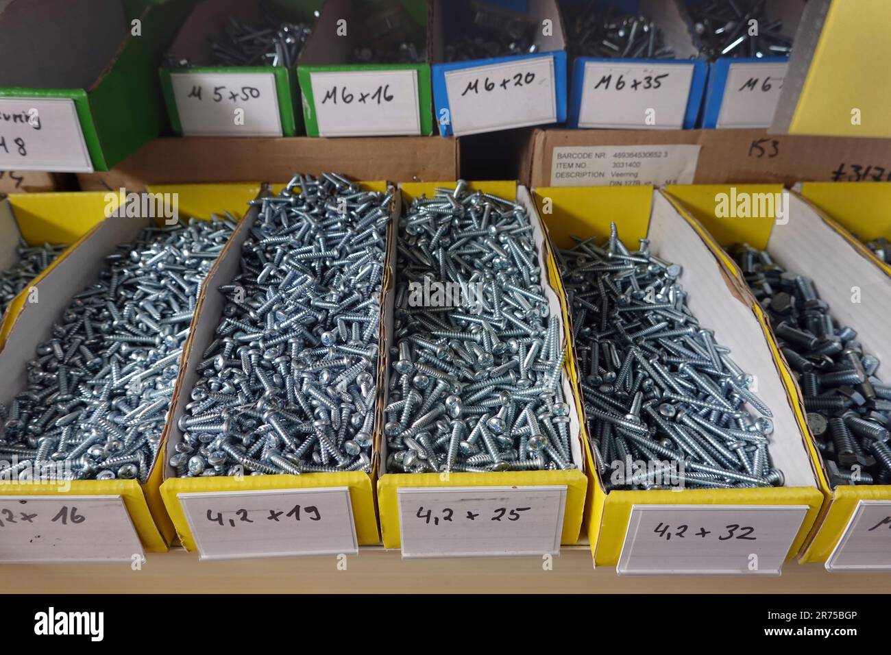 Bulk store hi-res stock photography and images - Alamy