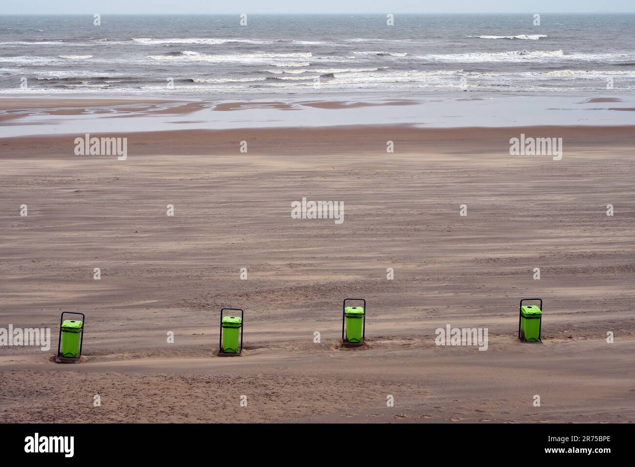 Empty sandy coast sea hi-res stock photography and images - Alamy