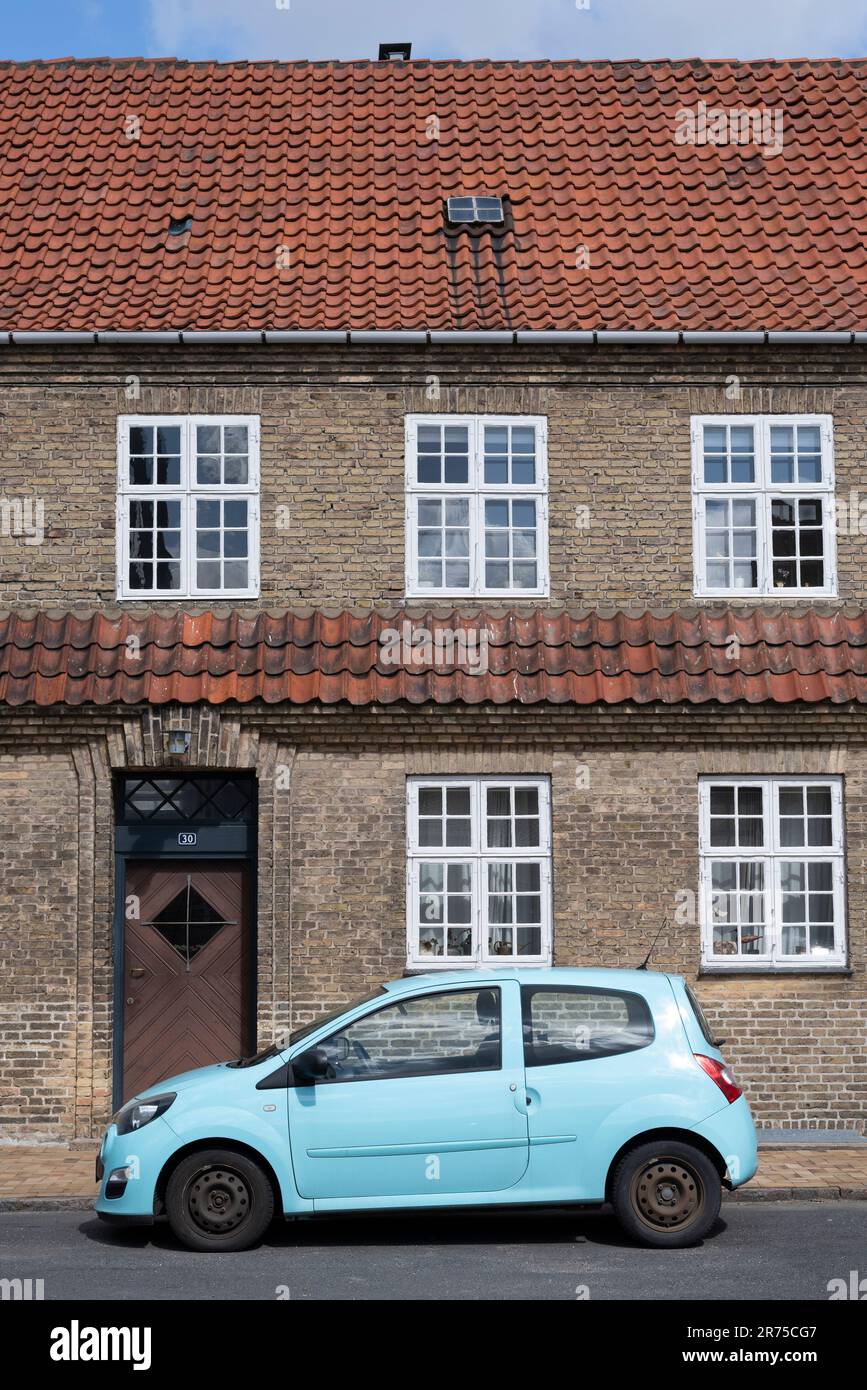 House with car door hi-res stock photography and images - Alamy
