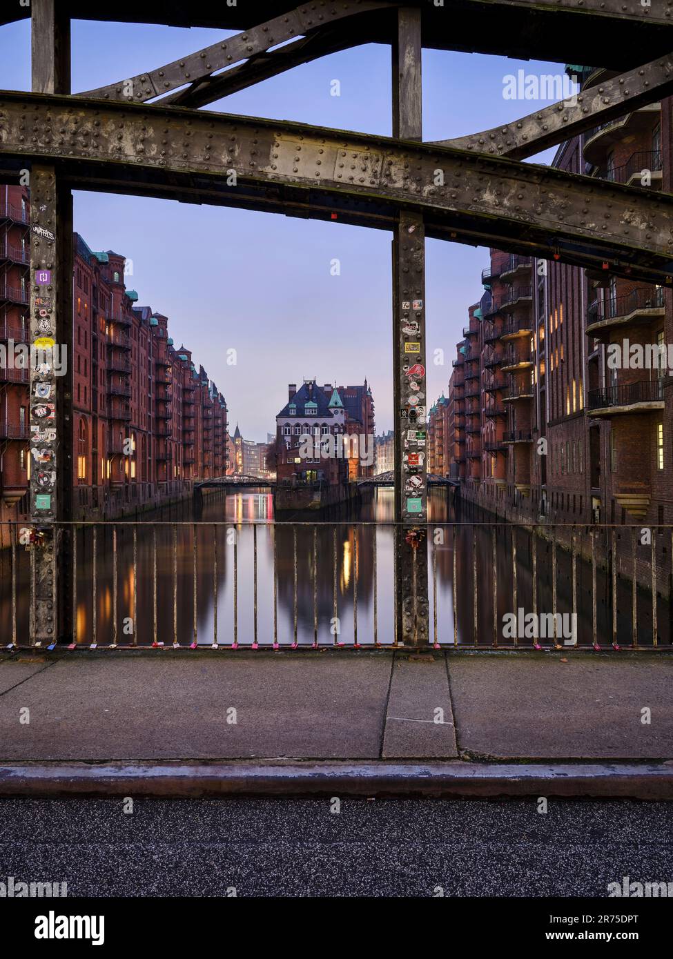 The moated castle in Hamburg's Speicherstadt warehouse district Stock ...