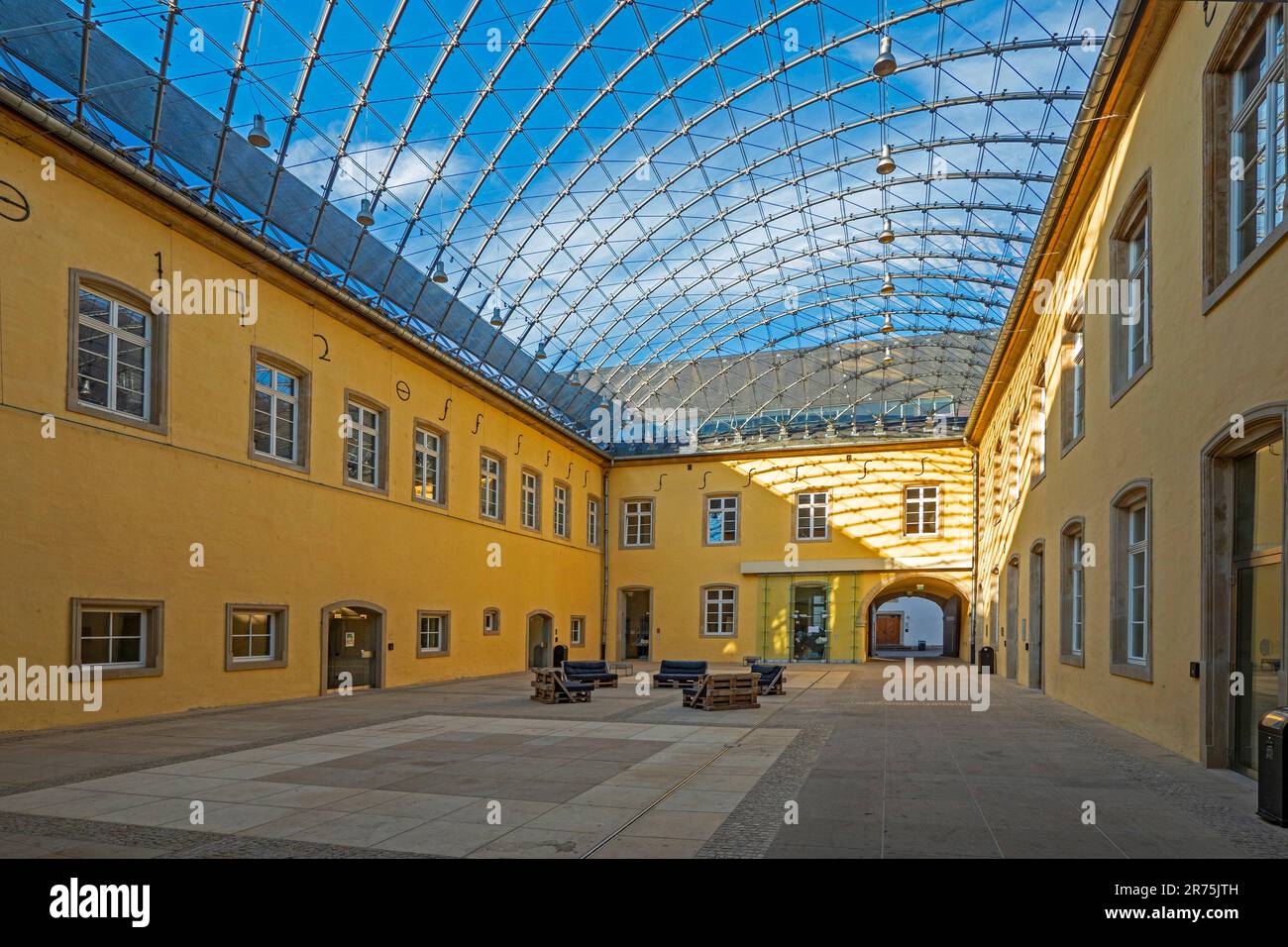Abbey court yard hi-res stock photography and images - Alamy