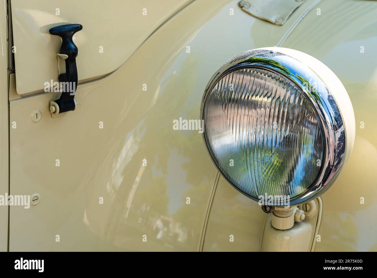 Round retro car headlights hi-res stock photography and images - Alamy