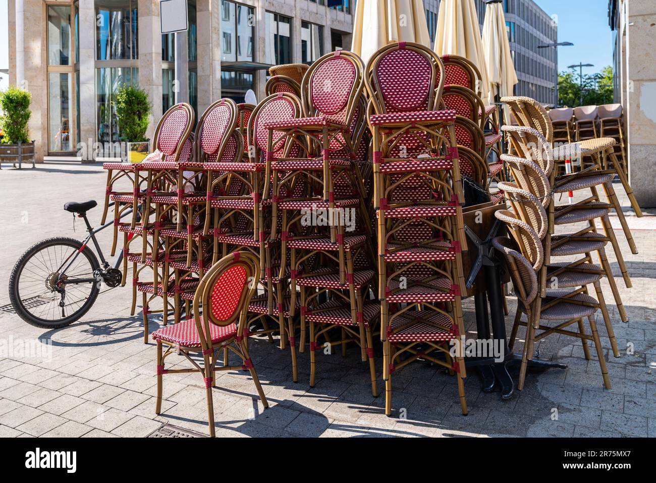 Street cafe wicker furniture hi-res stock photography and images - Alamy