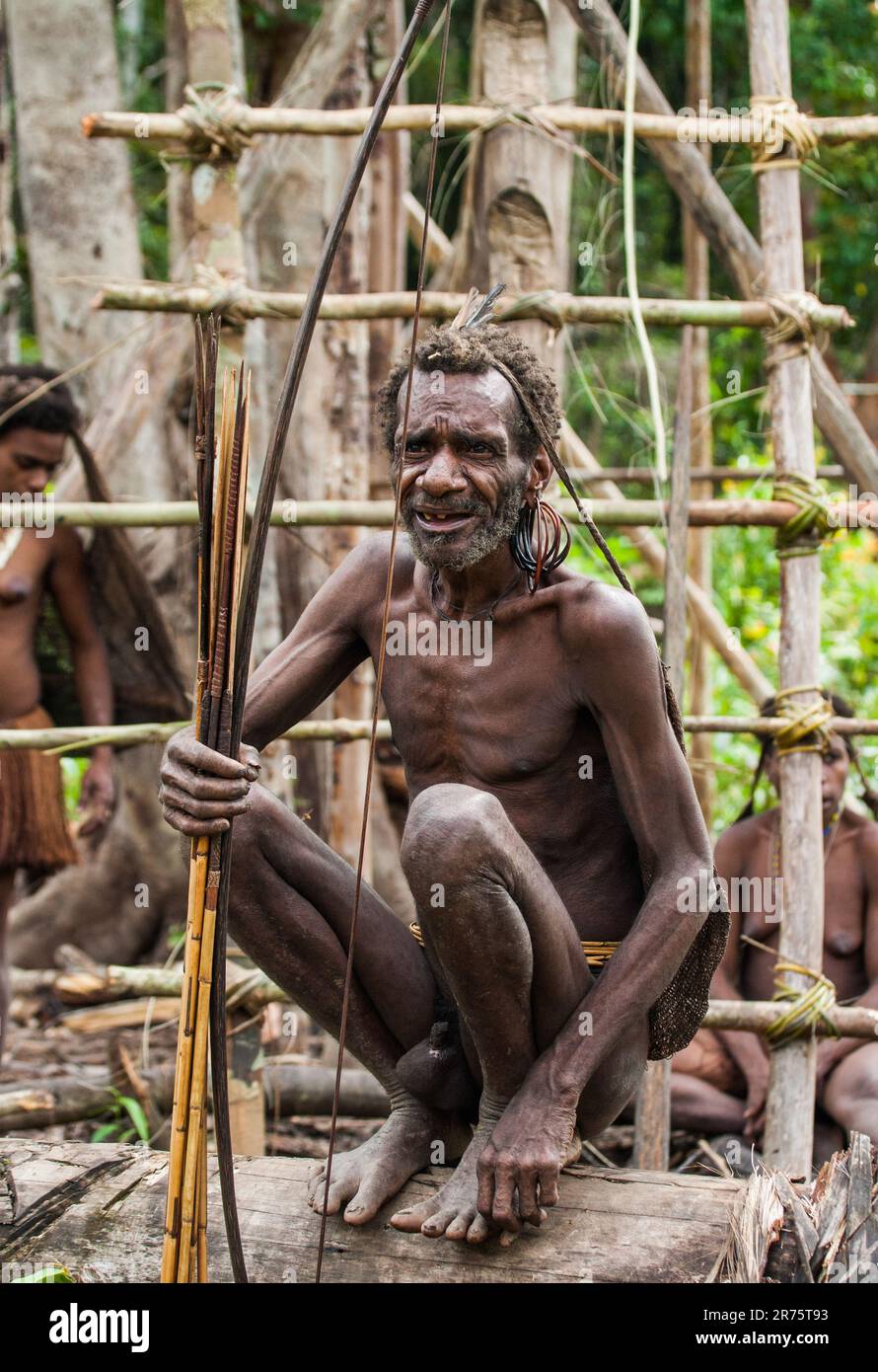 Korowai hunter with bow and arrow. Tribe of Korowai (Kombai , Kolufo ...