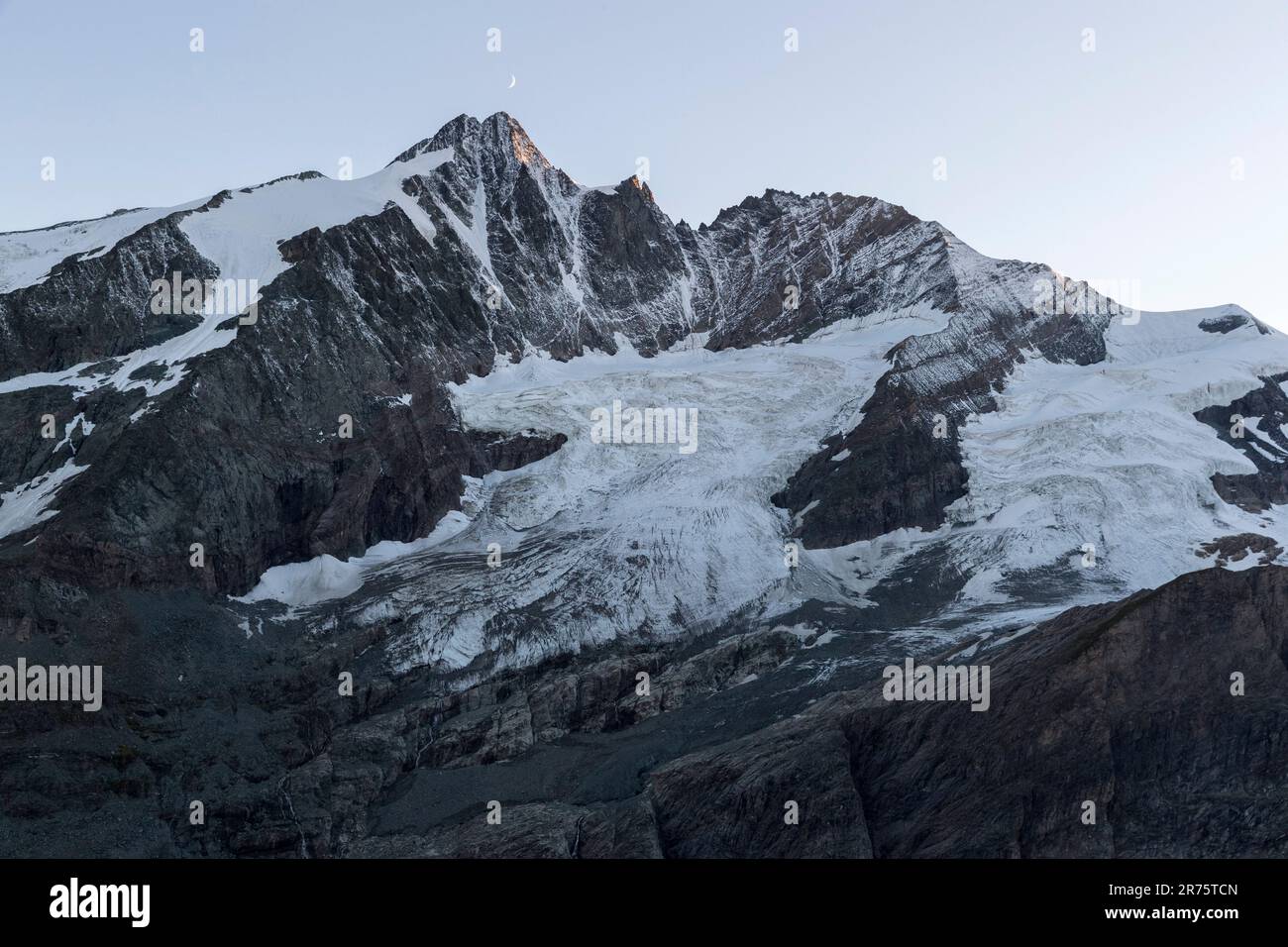 Small crescent moon hi-res stock photography and images - Alamy