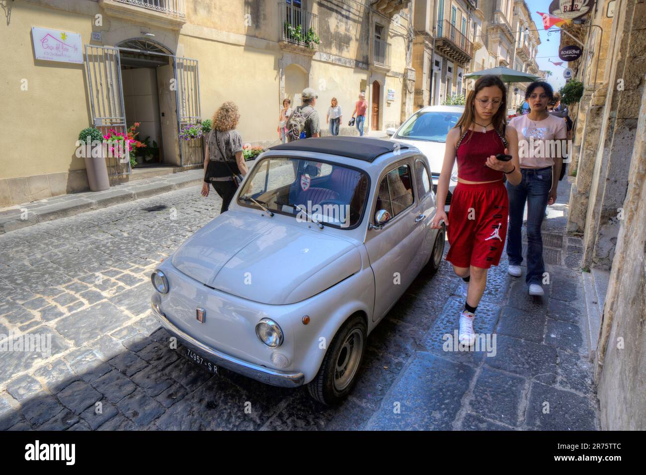 Fiat 500 bubble car parked in narrow street in rococo town Noto ...