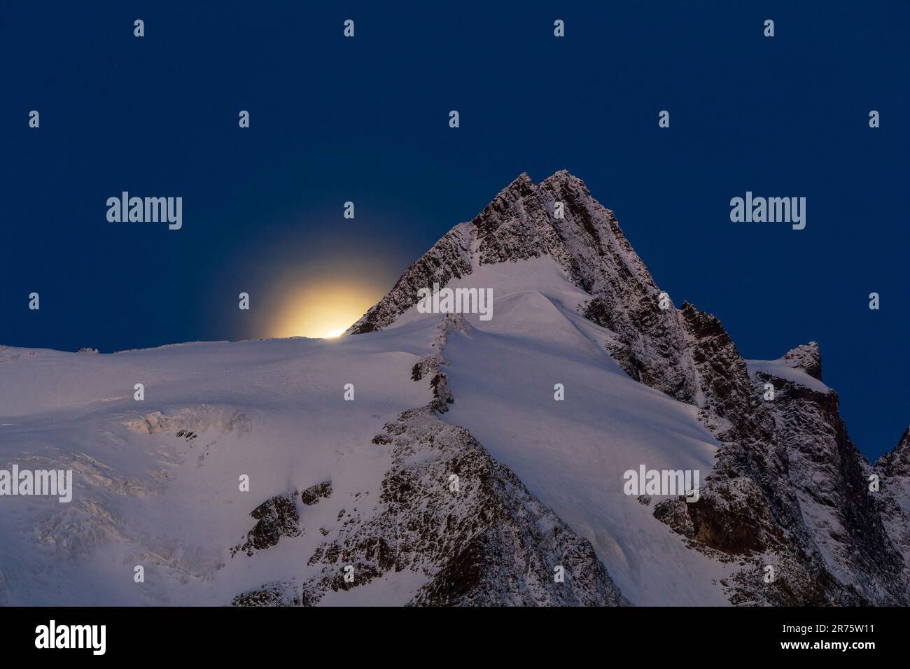 Moonset at Großglockner, blue hour, full moon disappears behind ...