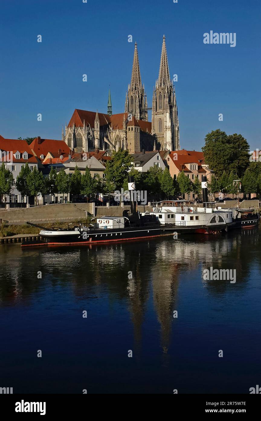 Foreground two tugboats hi-res stock photography and images - Alamy