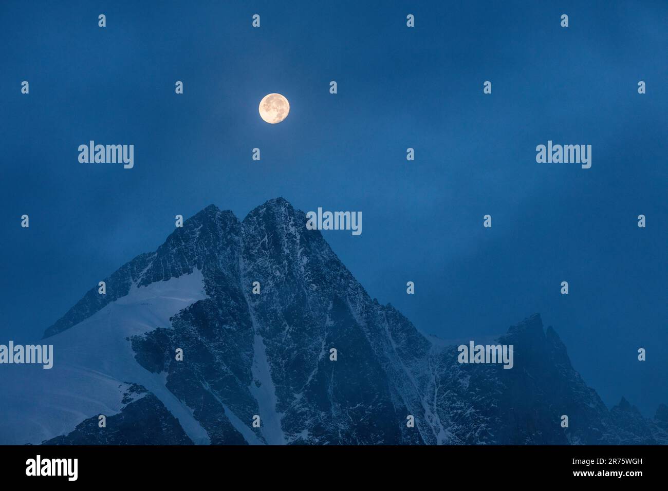 Full moon over rocky mountains hi-res stock photography and images - Alamy