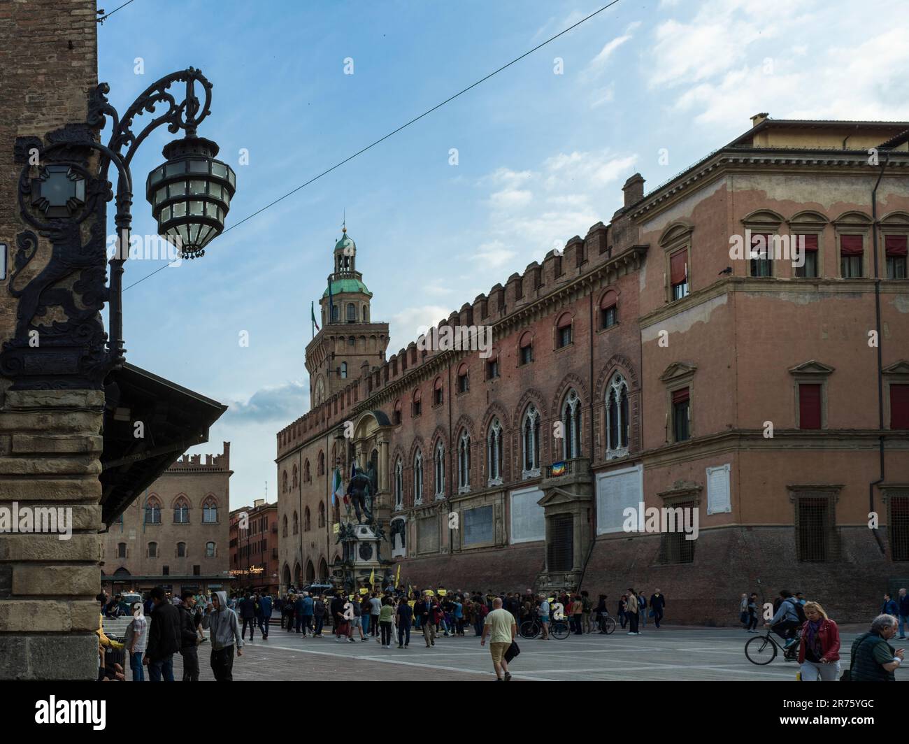 Italy, Bologna, Piazza del Nettuno, street scene Stock Photo - Alamy