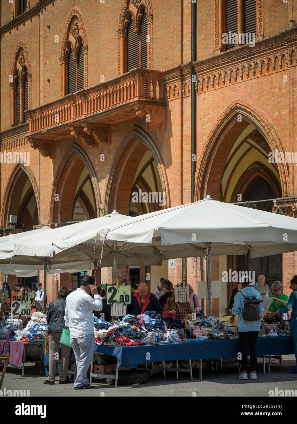 Textiles market stall city hi-res stock photography and images - Alamy