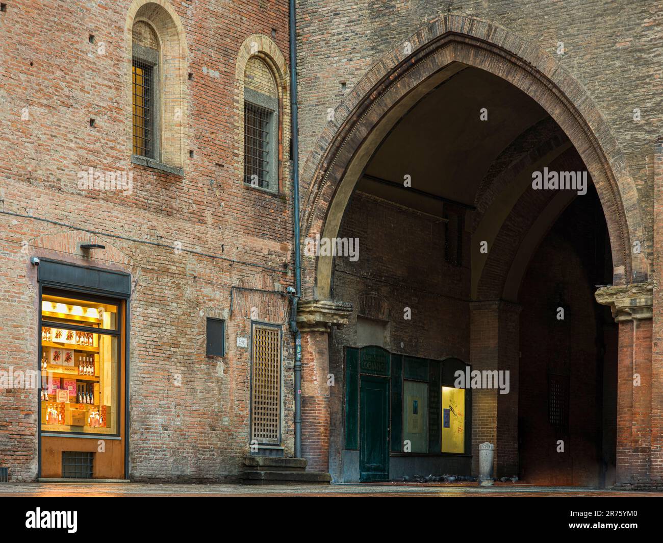 Italy, Bologna, Piazza Re Enzo, entrance, arcades Stock Photo - Alamy
