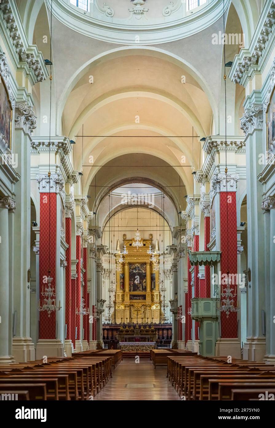 Italy, Bologna, Basilica Patriarcale di San Domenico, nave with altar ...