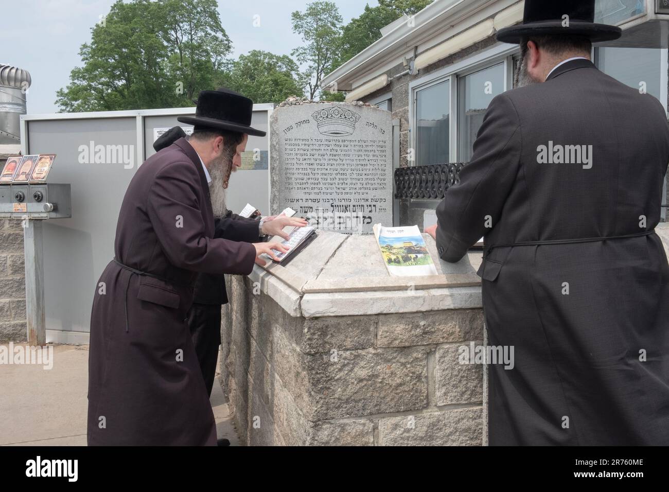 Viznitz cemetery hi-res stock photography and images - Alamy