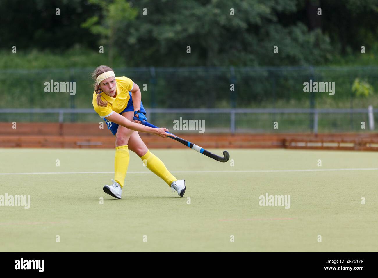 Field hockey player making pass to a teammate Stock Photo - Alamy