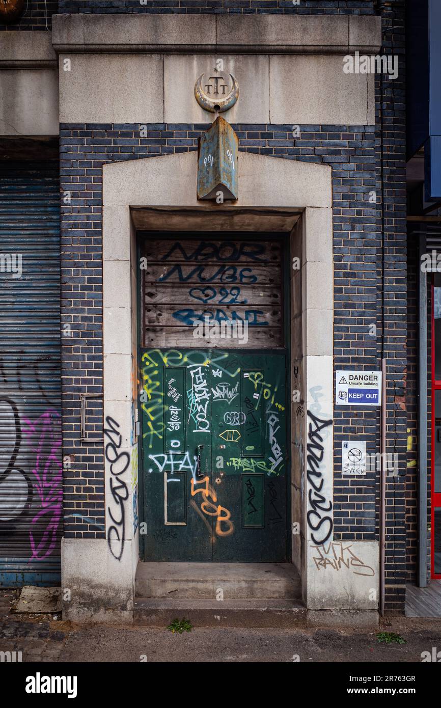 Setting doors hi-res stock photography and images - Alamy