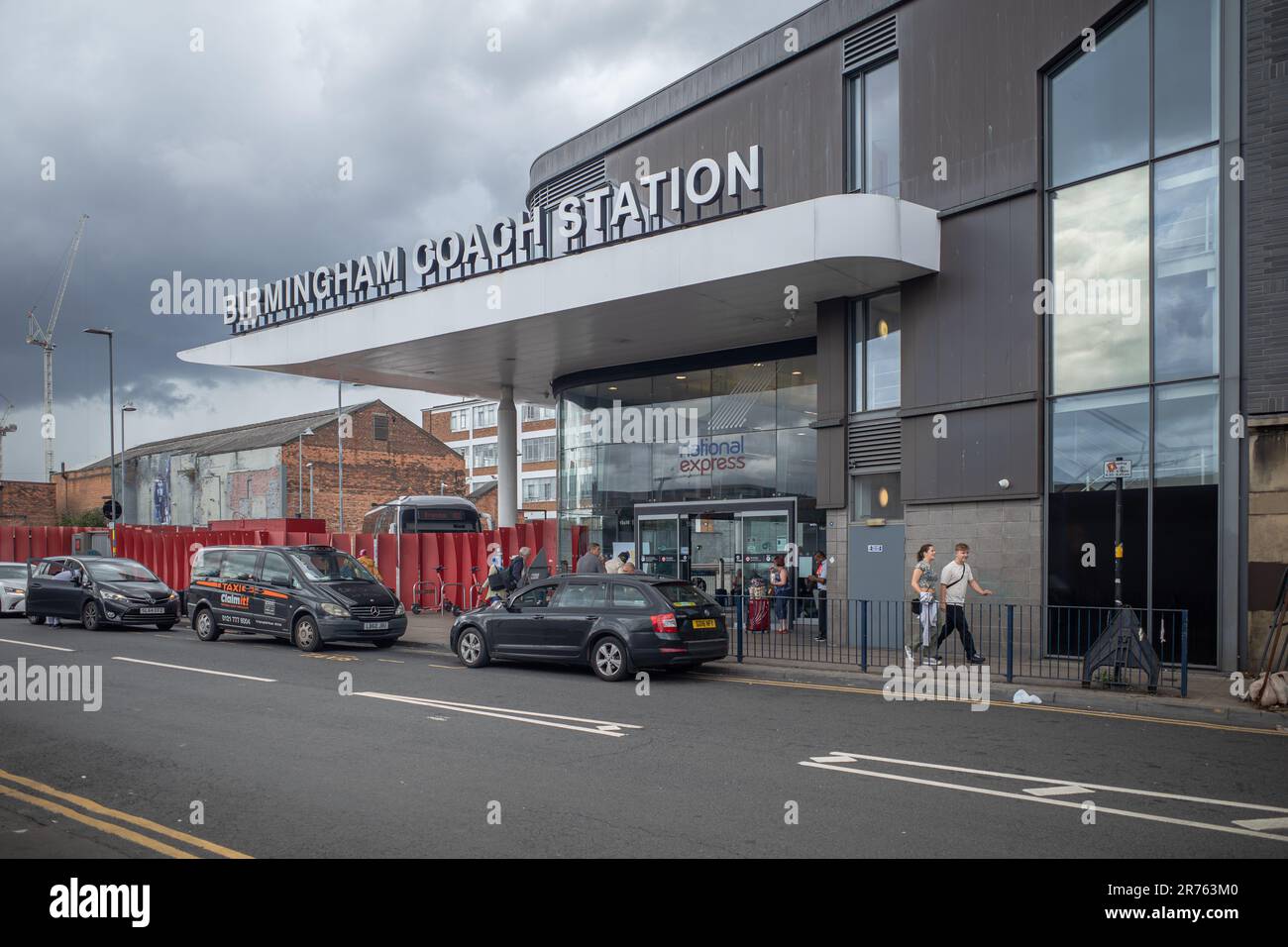 People arriving and departing from Birmingham Coach Station Stock Photo ...