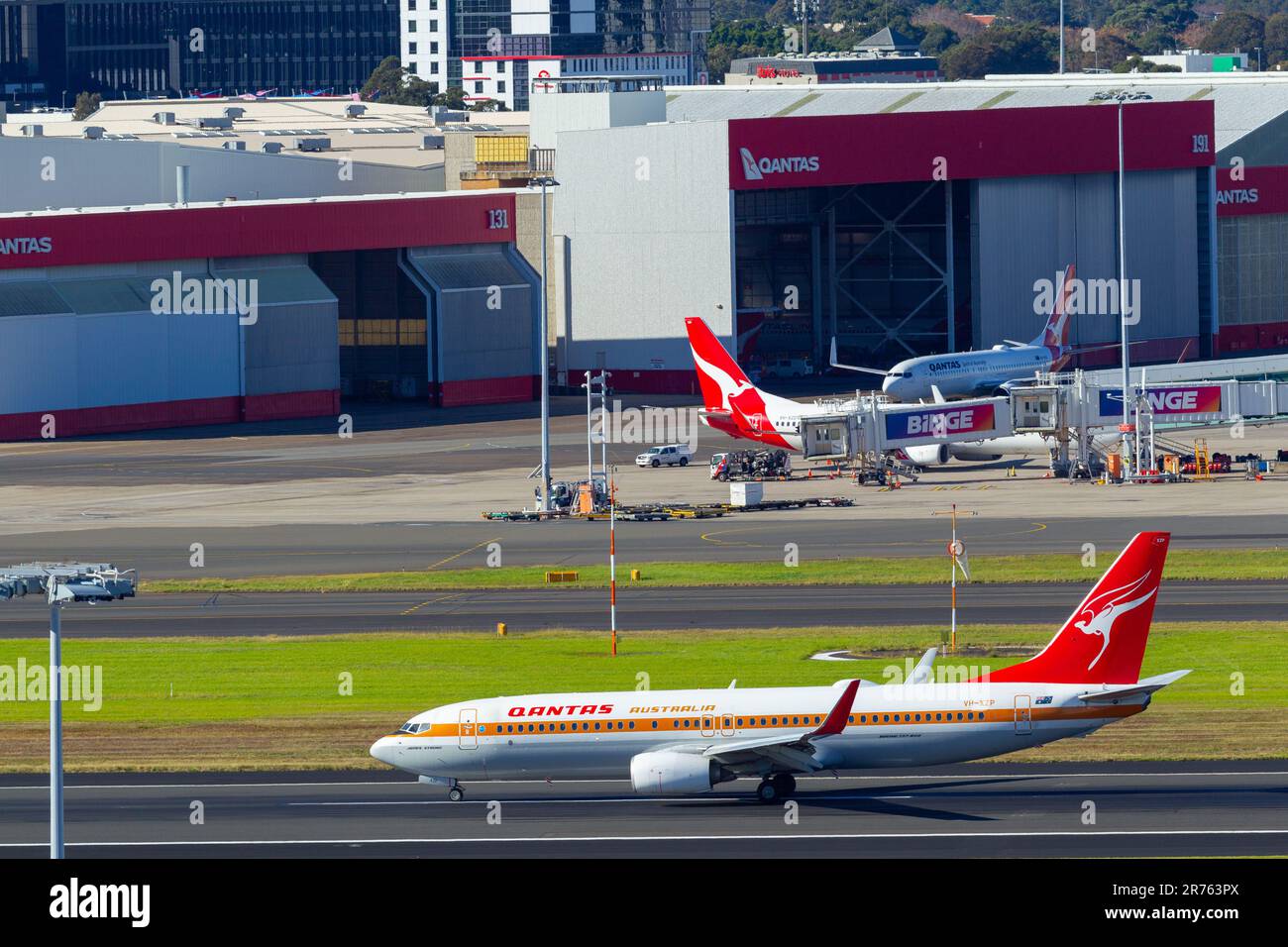 A Qantas 737-838 Boeing aircraft with retro 'ochre' livery paintwork at ...