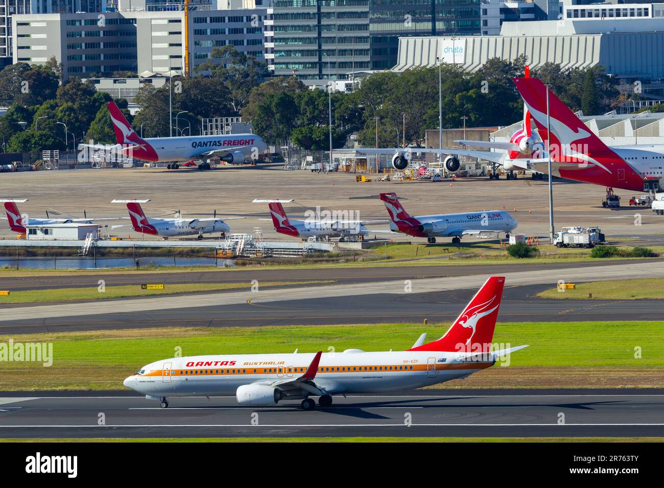 A Qantas 737-838 Boeing aircraft with retro 'ochre' livery paintwork at ...