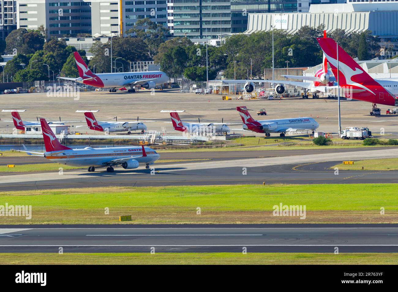 A Qantas 737-838 Boeing aircraft with retro 'ochre' livery paintwork at ...