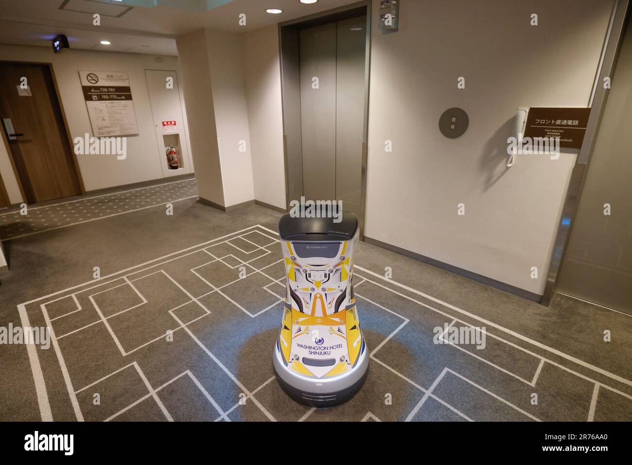 ROBOTS IN TOKYO Stock Photo - Alamy